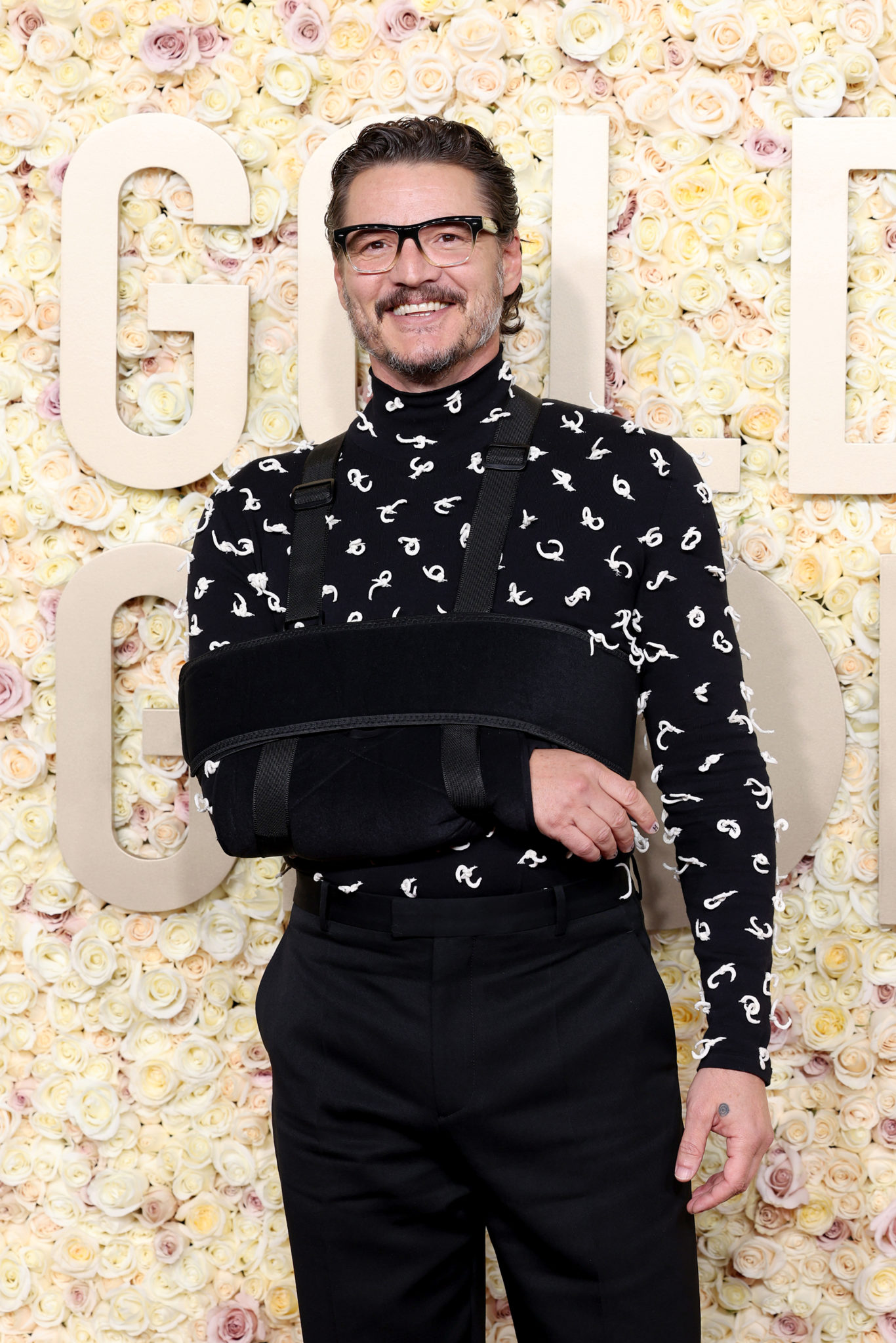 Golden Globes: Pedro Pascal's nail art matches his arm sling and it's ...