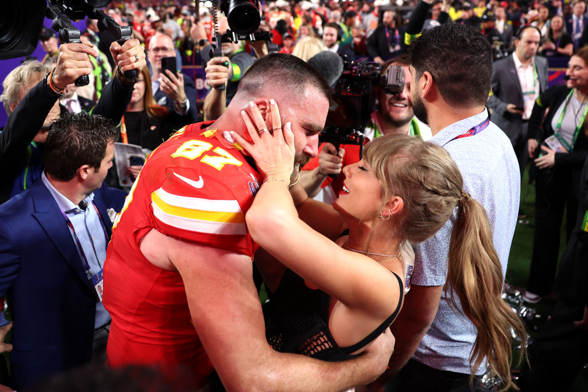 Super Bowl: Travis Kelce's adorable first words to Taylor Swift after winning the ring ...