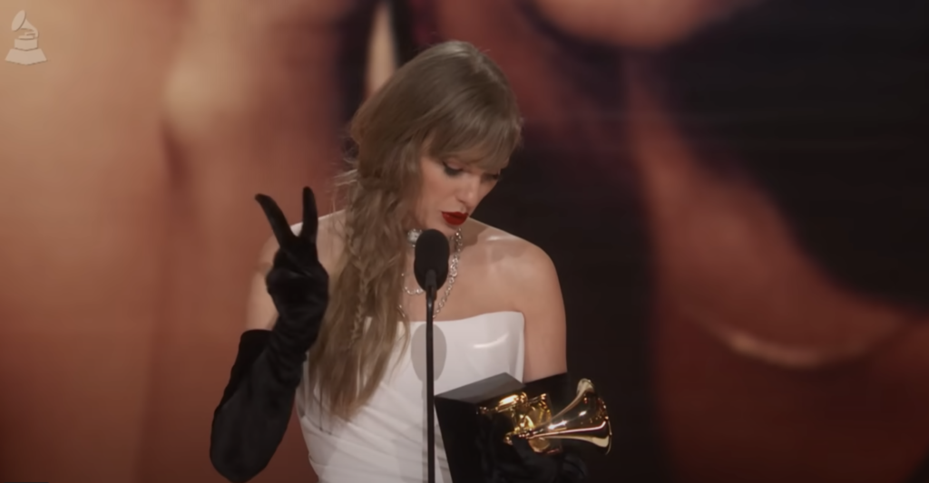 Taylor Swift fans theory on 'suspicious two-sign' hand gesture she's ...