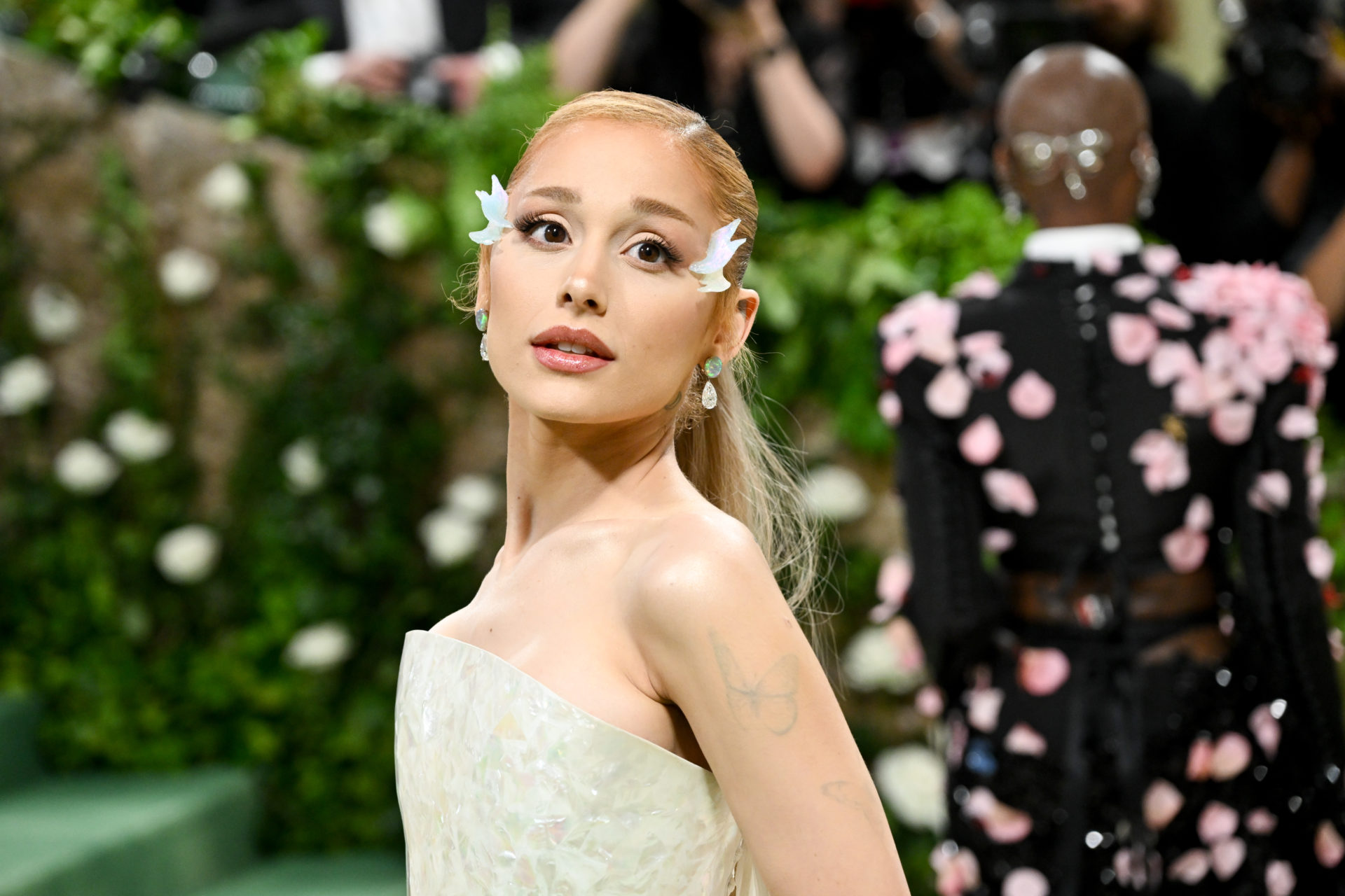 Ariana Grande footage from inside Met Gala appears despite strict rule ... Ariana Grande footage from inside Met Gala appears despite strict rule ...