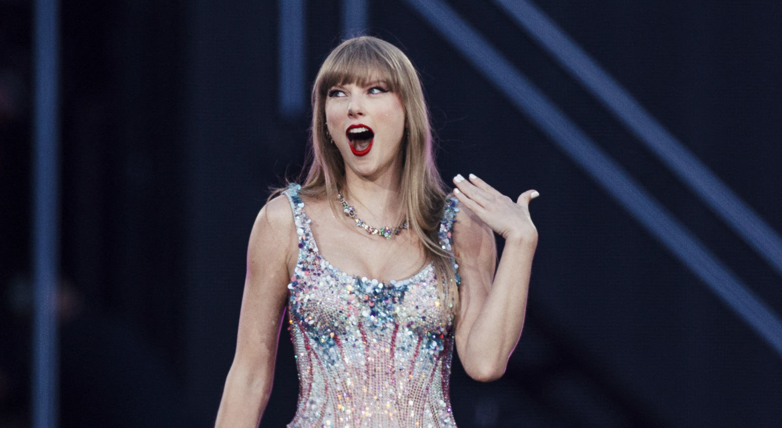 Taylor Swift's heroically tackling fire at her home saved her and ...