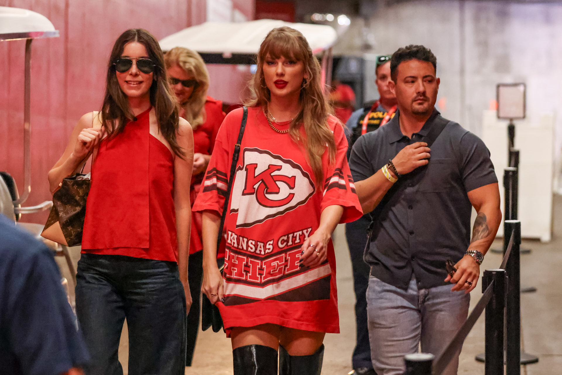 Taylor Swifts Absence At Travis Kelces Game Takes Center Stage ‘the